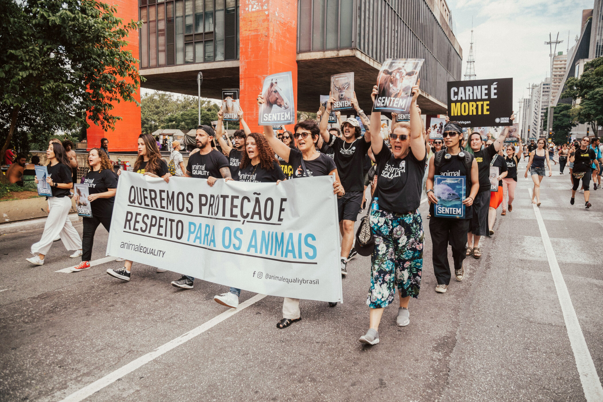 Animal Equality realiza tradicional protesto sobre o Dia Internacional ...