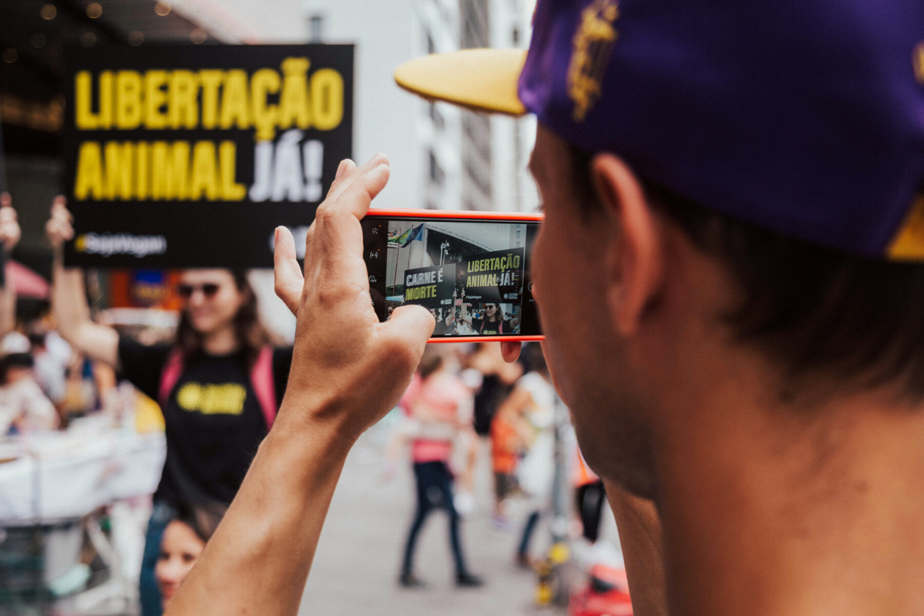 Animal Equality realiza tradicional protesto sobre o Dia Internacional ...